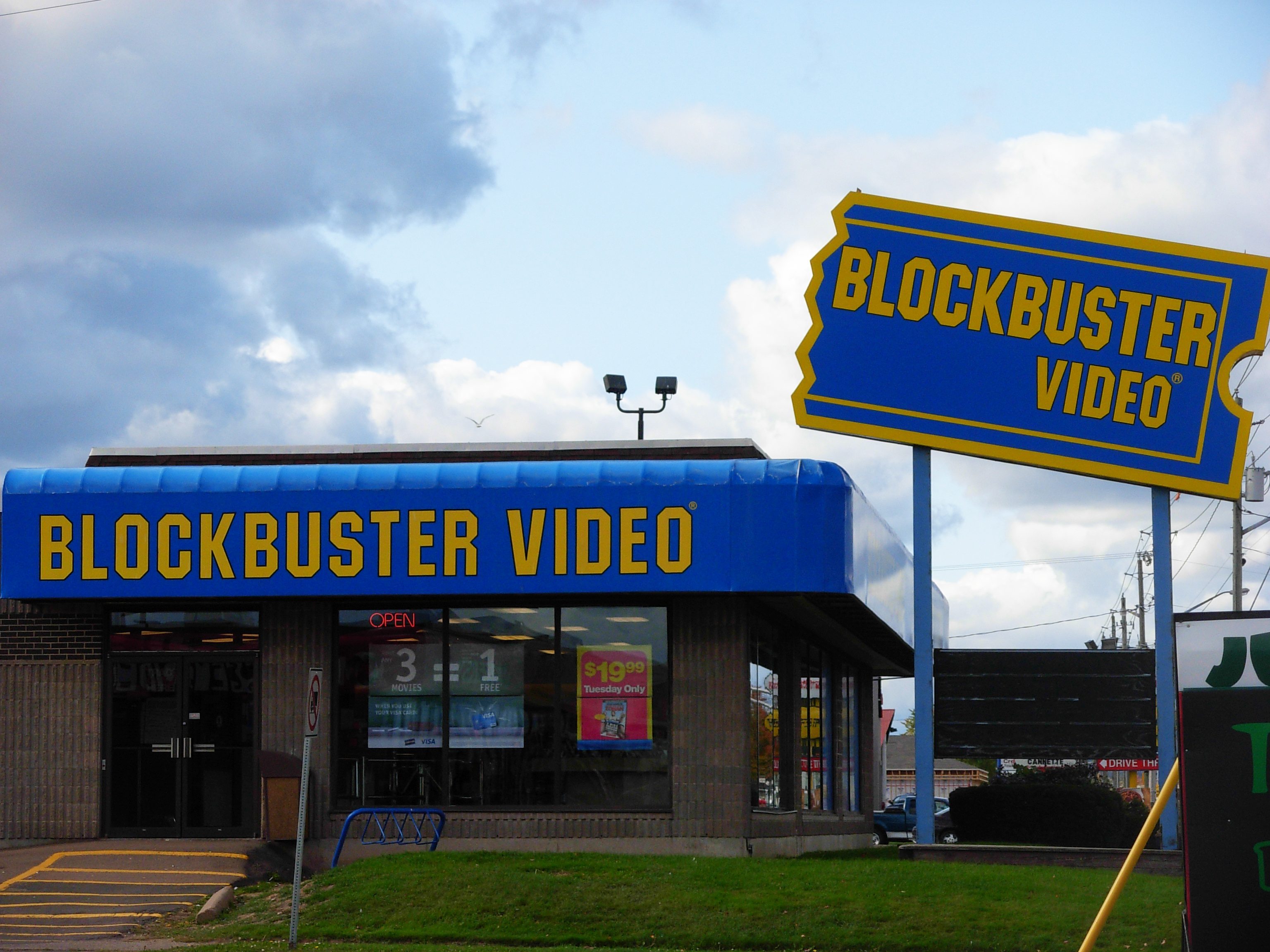 Numerous Blockbuster Stores In The US Are Also Closing - BagoGames
